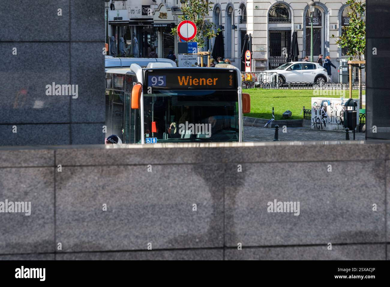 Public transportation in Brussels - Bus and trams | Transport en commun ...