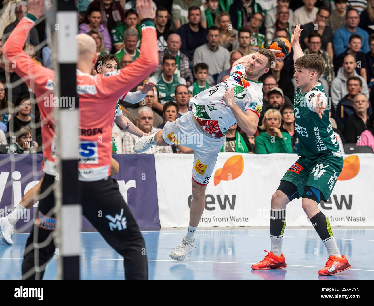 Goeppingen, Deutschland. 23rd Feb, 2025. Philipp Weber (SC Magdeburg ...