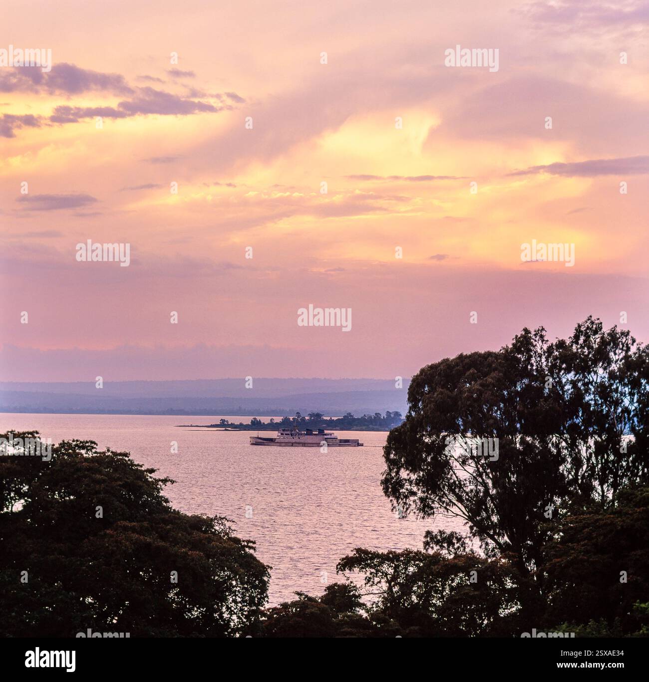 Lake victoria africa boat hi-res stock photography and images - Alamy