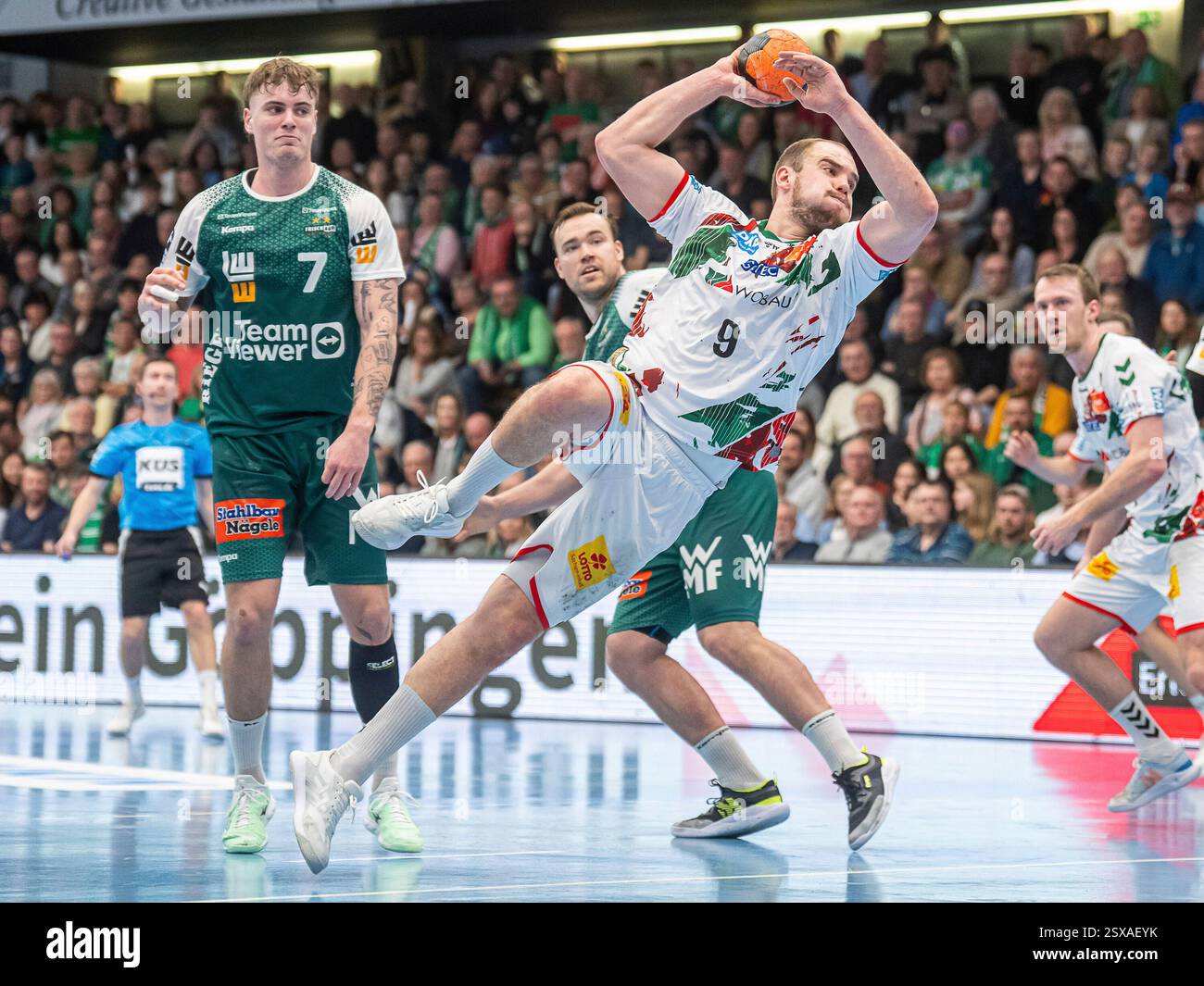 Tim Zechel (SC Magdeburg, #09) kommt am Kreis frei zum Wurf, Frisch Auf ...