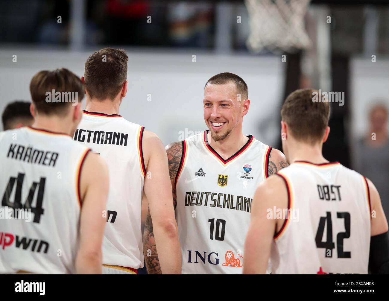 Daniel Theis #10 of Germany freut sich mit seinen Mitspielern Ÿber den ...