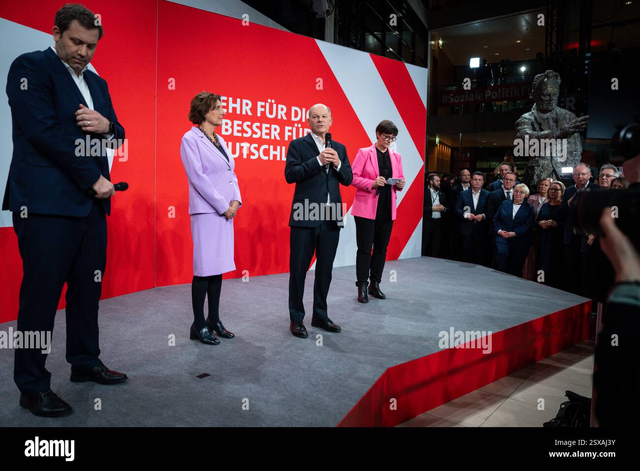 SPD Wahlparty zur Bundestagswahl 2025 Lars Klingbeil Bundesvorsitzender gemeinsam mit Britta ...