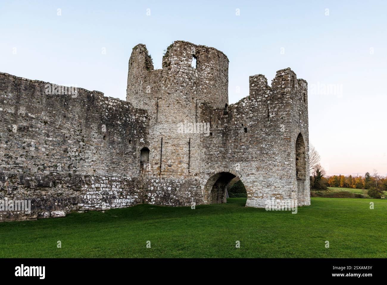 Ruined castle, Trim, Baile Átha Troim, Co. Meath, Ireland Stock Photo ...
