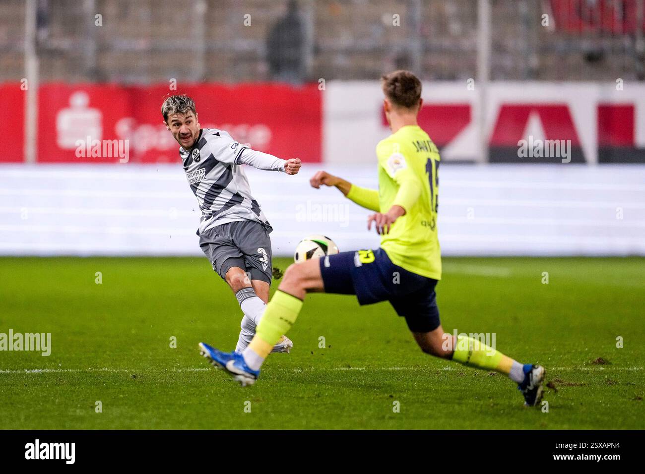 v.li.: Christoph Ehlich (SVS, 3), Justin Janitzek (SVWW, 15), Zweikampf ...