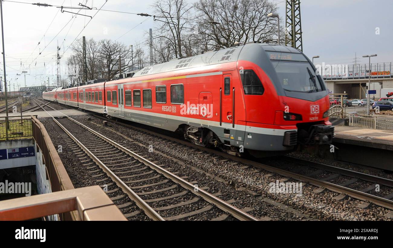 Eisenbahnverkehr in Recklinghausen-Süd. Regionalexpress Zug der ...