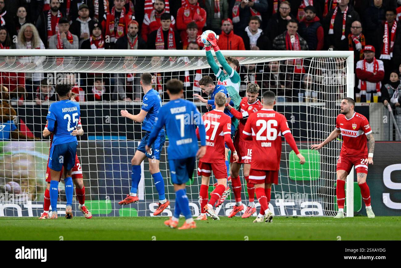 Strafraumszene, Torraumszene Torwart Alexander Nuebel VfB Stuttgart (33) Aktion TSG 1899 ...