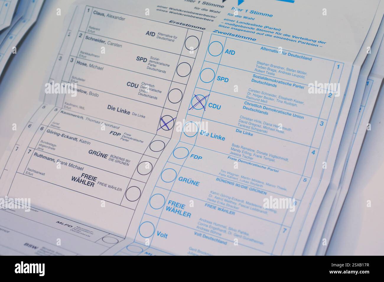 Wahl Thüringen 23.02.2025, Thüringer Landtag, Stimmzettel für Linke und ...
