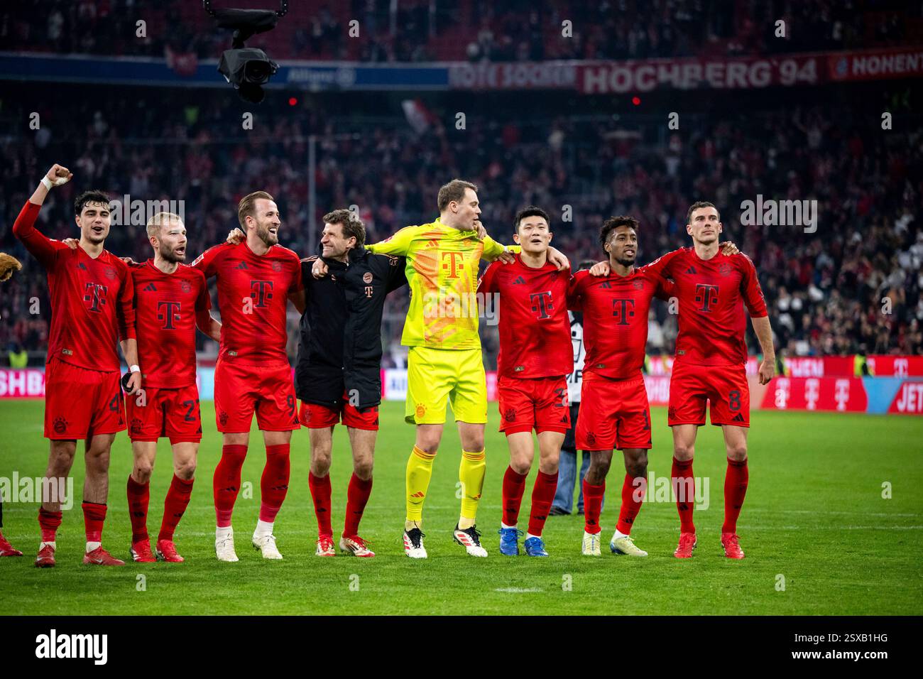 Aleksandar Pavlovic (FC Bayern Muenchen, #45), Konrad Laimer (FC Bayern ...