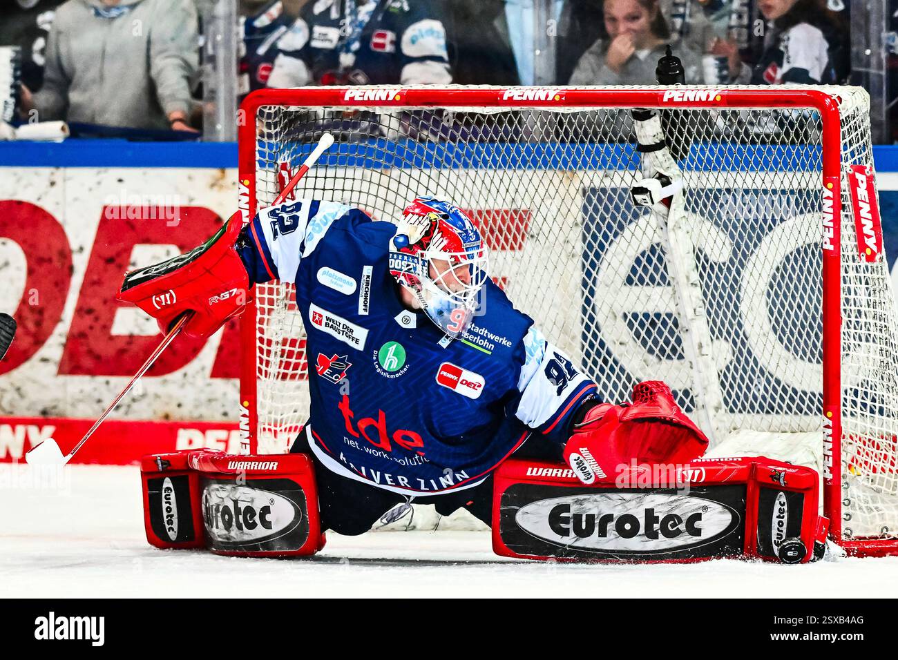 Andreas Andy Jenike (Iserlohn Roosters, #92) hält den Puck, GER ...