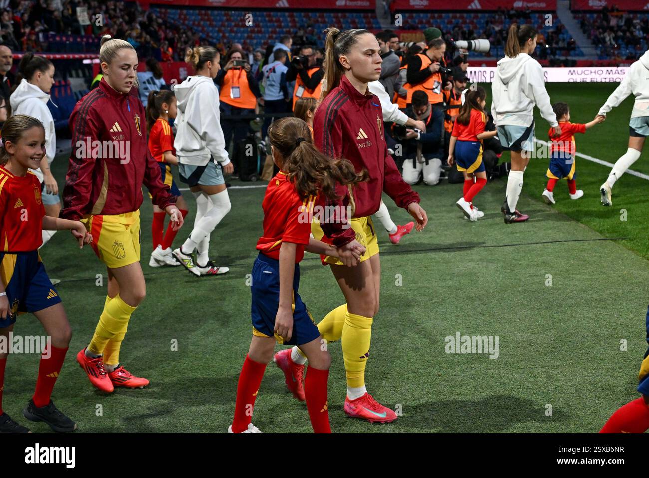 Valencia, Spain. 21st Feb, 2025. Saar Janssen (3) of Belgium and Jill ...