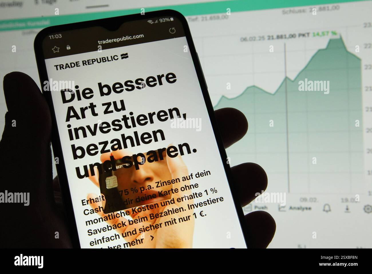 Auf einem Smartphone wurde die Website vom Neobroker Trade Republic aufgerufen. Dahinter wurden ...