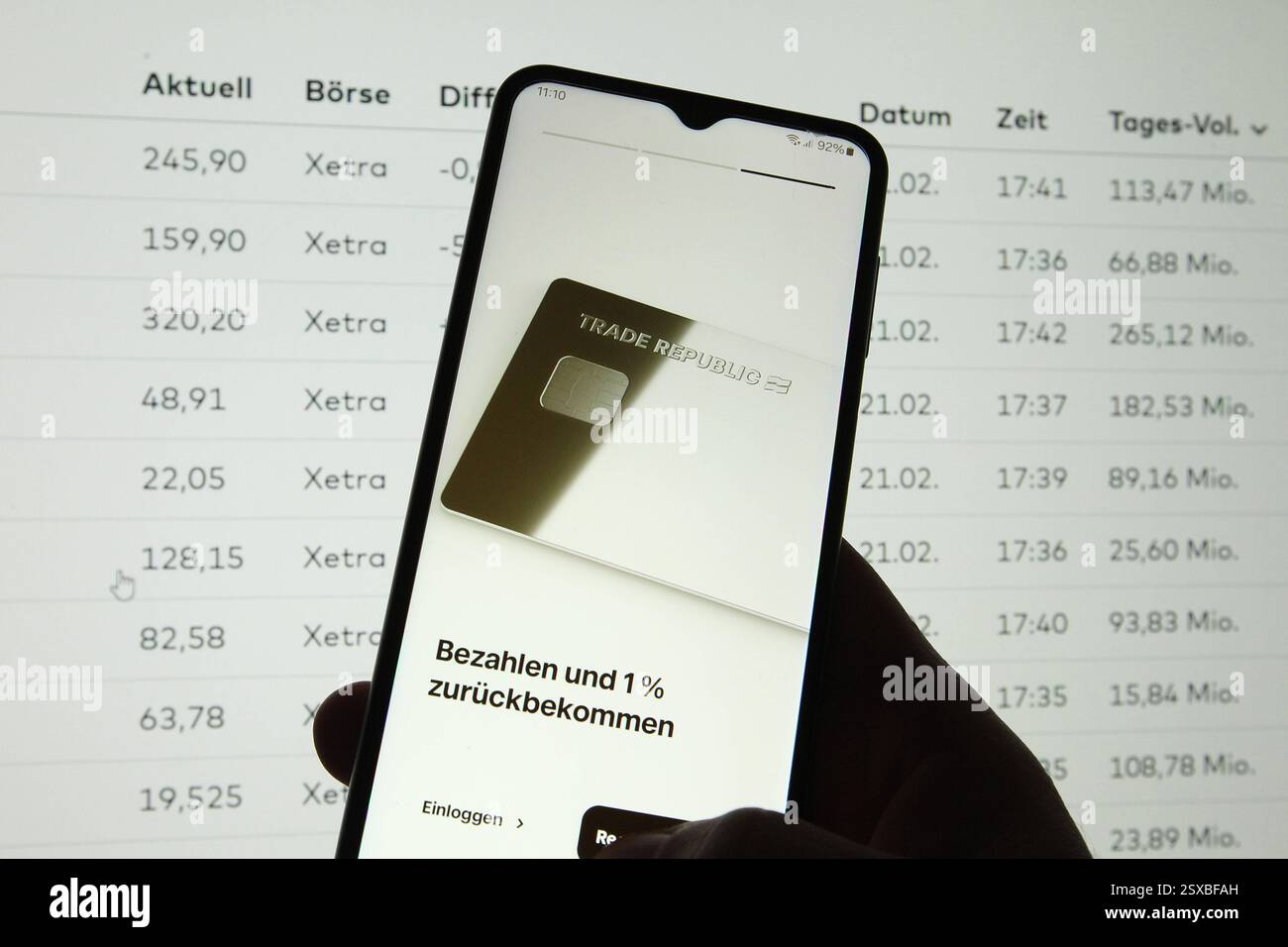 Auf einem Smartphone wurde die APP vom Neobroker Trade Republic ...