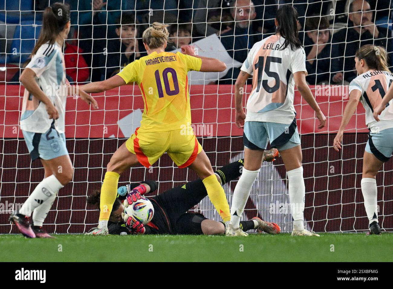 Valencia, Spain. 21st Feb, 2025. goalkeeper Catalina Coll (13) of Spain ...
