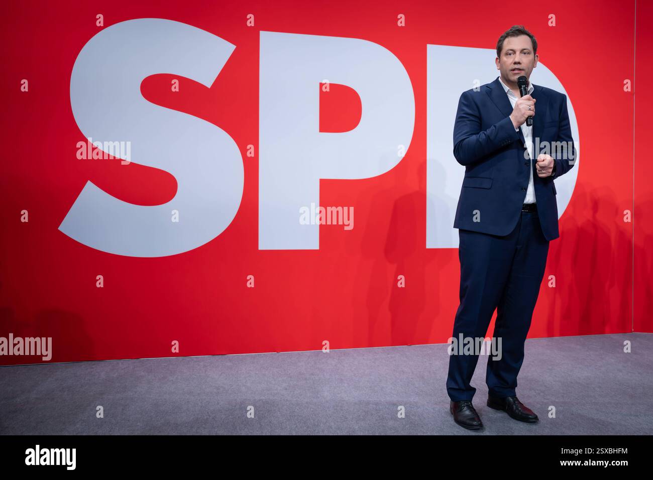 SPD Wahlparty zur Bundestagswahl 2025 Lars Klingbeil Bundesvorsitzender auf der Buehne mit dem ...