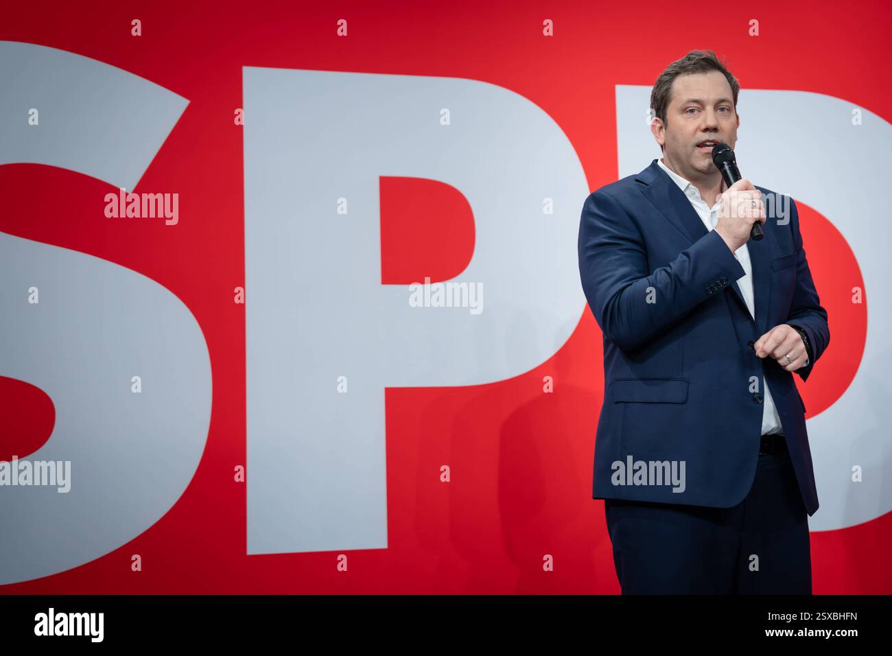SPD Wahlparty zur Bundestagswahl 2025 Lars Klingbeil Bundesvorsitzender bei seinem Statement ...