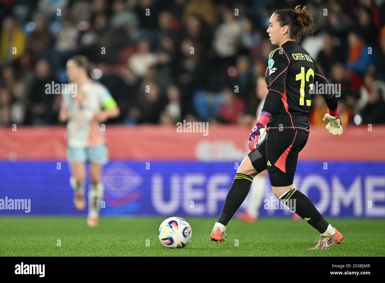 Valencia, Spain. 21st Feb, 2025. goalkeeper Catalina Coll (13) of Spain ...