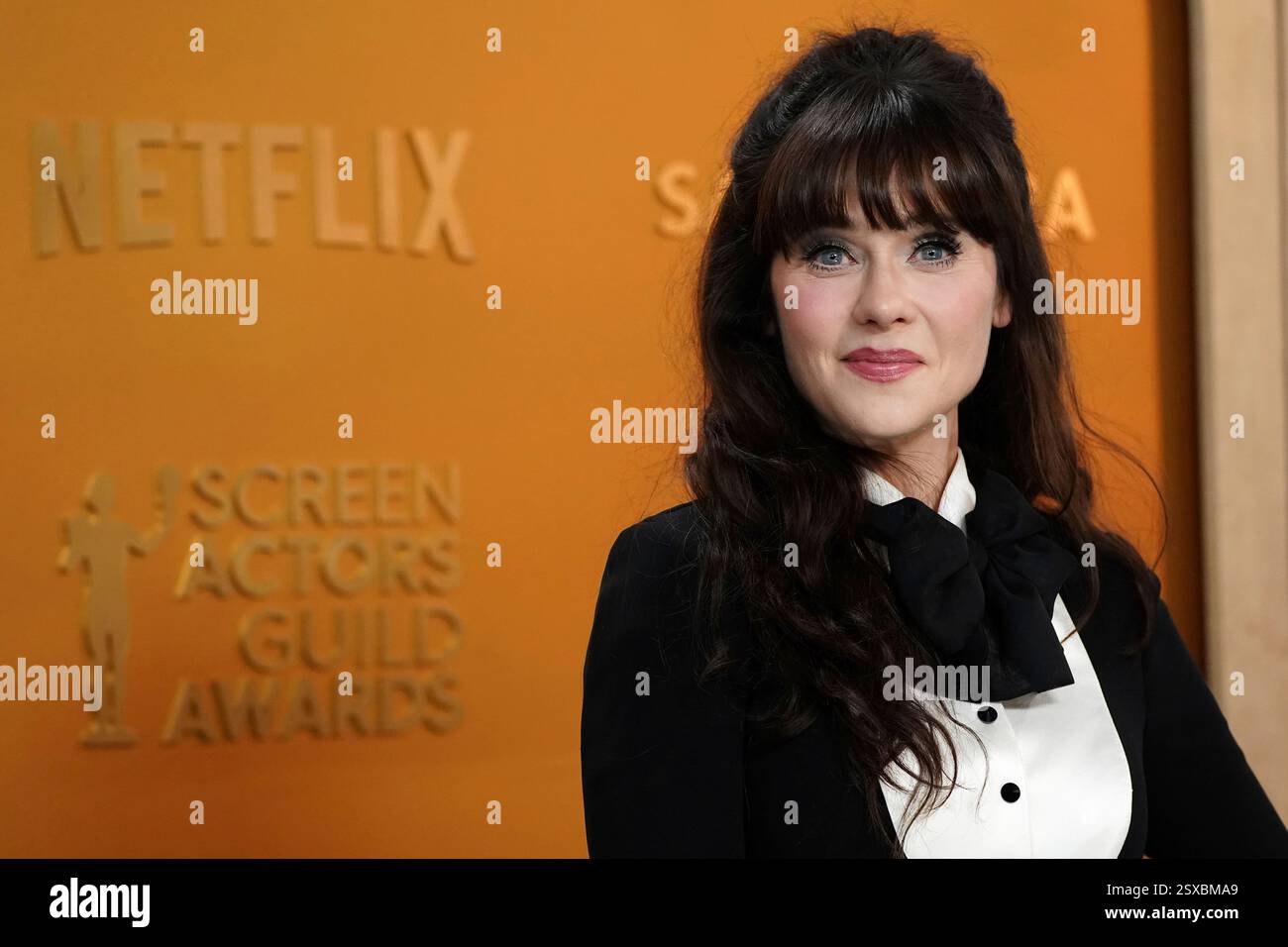 Zooey Deschanel arrives at the 31st annual Screen Actors Guild Awards ...
