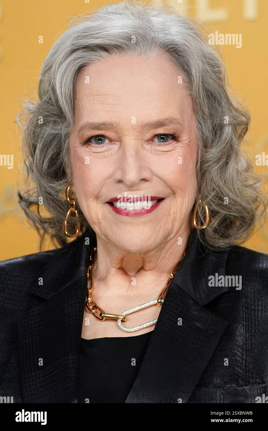 Kathy Bates arrives at the 31st annual Screen Actors Guild Awards on ...