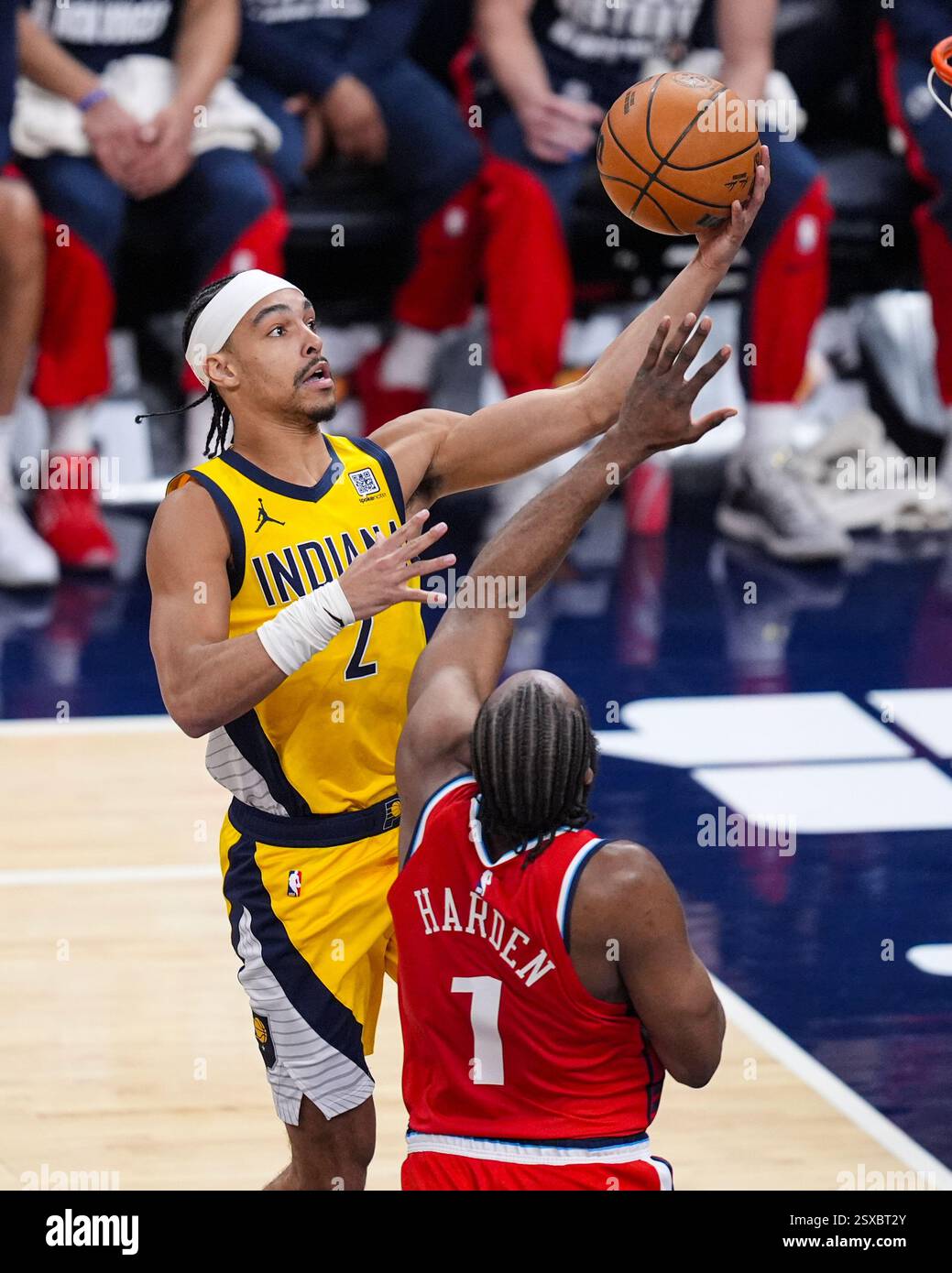 Indiana Pacers guard Andrew Nembhard (2) shoots over Los Angeles ...
