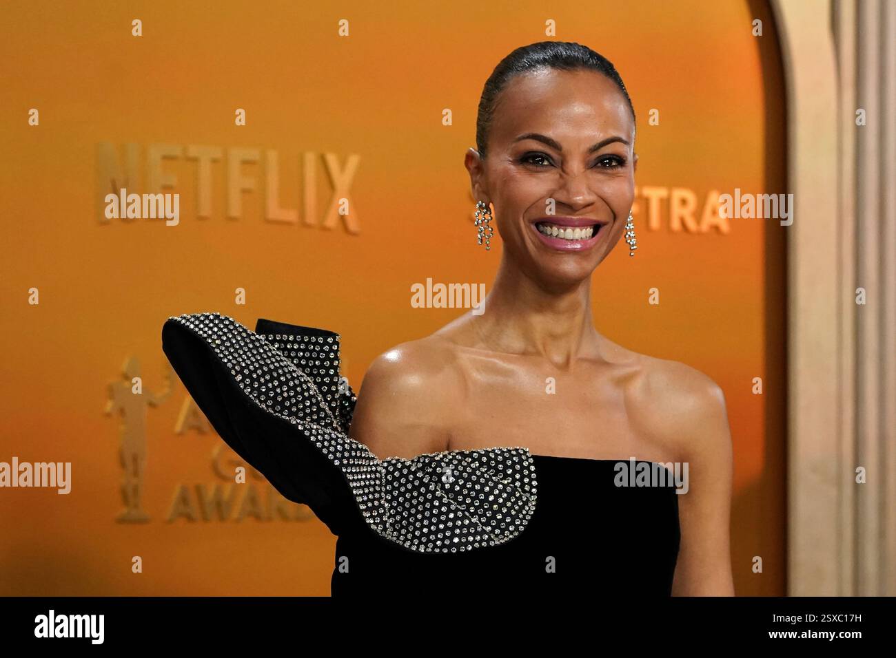 Zoe Saldana arrives at the 31st annual Screen Actors Guild Awards on ...