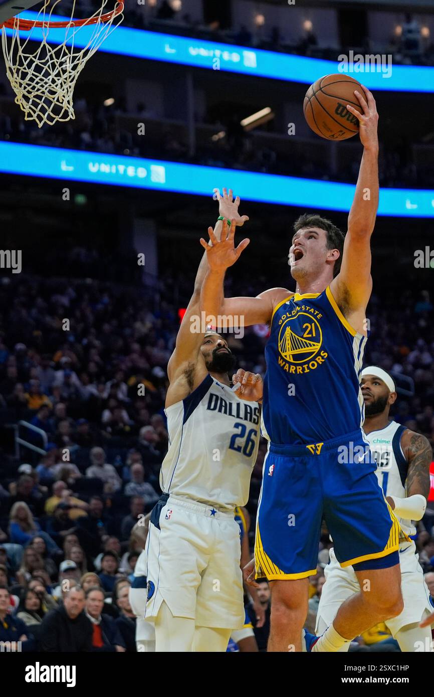 Golden State Warriors center Quinten Post (21) shoots while defended by ...