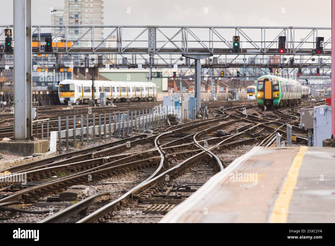 Train at London Bridge station. A commuter train passes through the ...