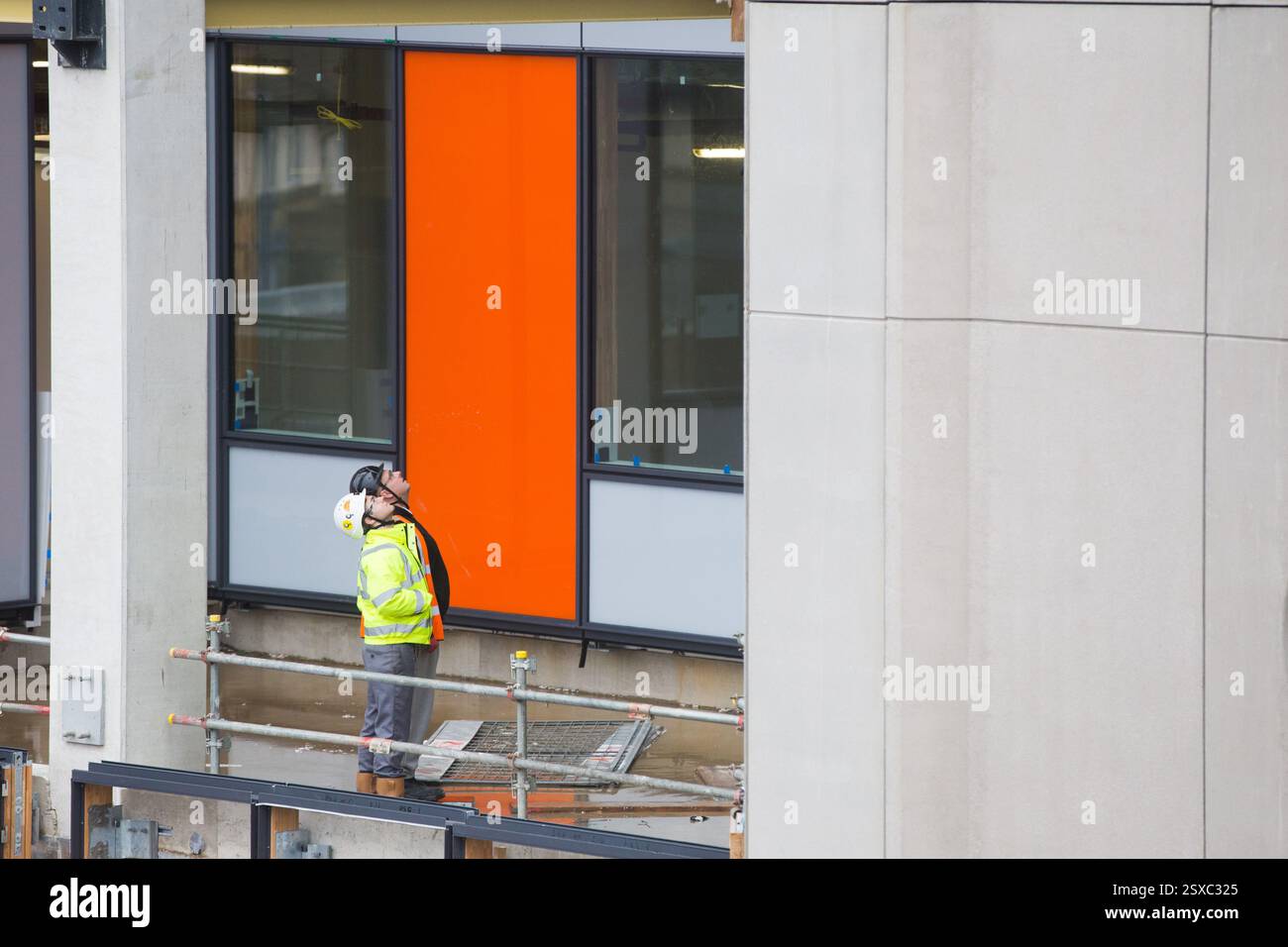 Construction workers at the new building at the Guy's Cancer Centre ...