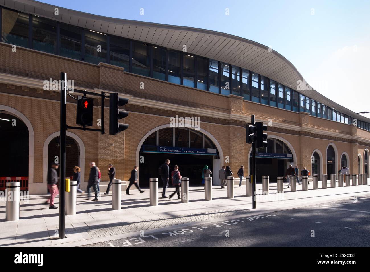 Pedestrians at London Bridge Station, pedestrian crossing signal red ...