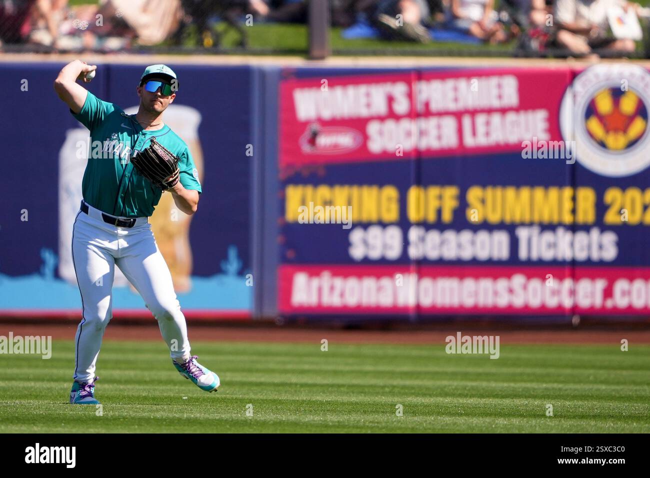 Seattle Mariners right fielder Dominic Canzone throws to the infield ...