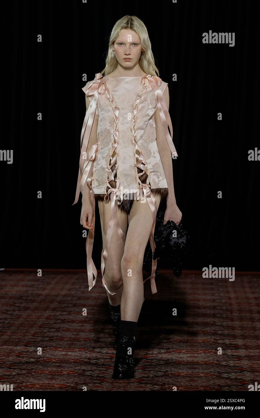 SIMONE ROCHA Autumn-Winter 2025 runway during London Fashion Week on ...