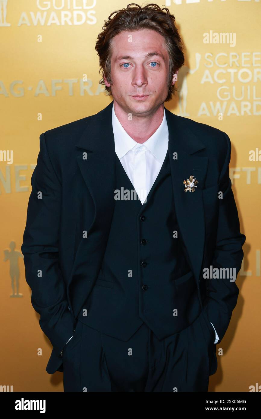 Jeremy Allen White walking on the red carpet at the 31st Annual Screen ...