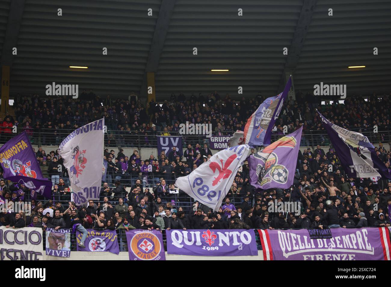 ACF Fiorentina fans cheer during the Italian Serie A soccer match ...