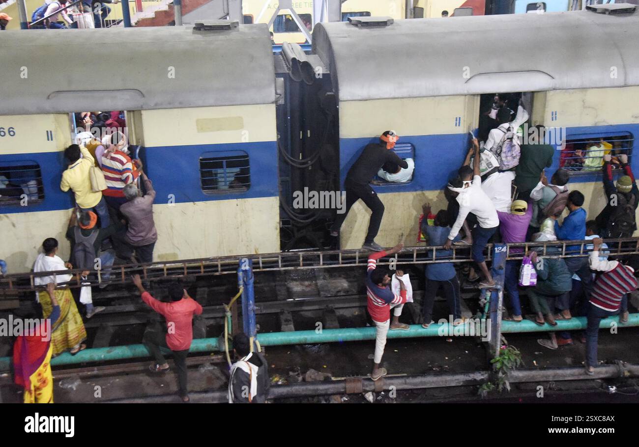 Patna, India. 23rd Feb, 2025. PATNA, INDIA - FEBRUARY 23: Passengers ...