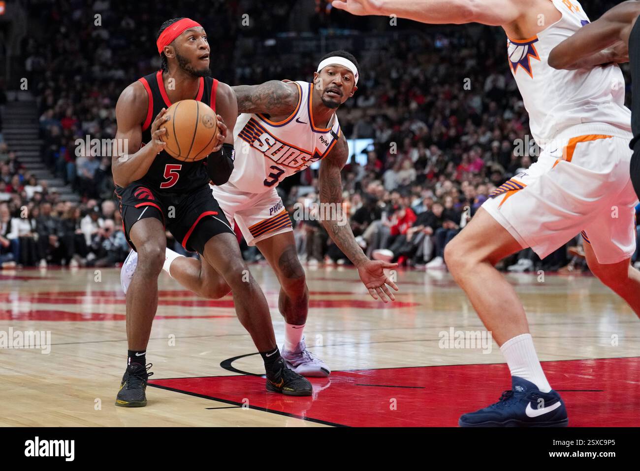 Phoenix Suns guard Bradley Beal (3) guards Toronto Raptors guard ...