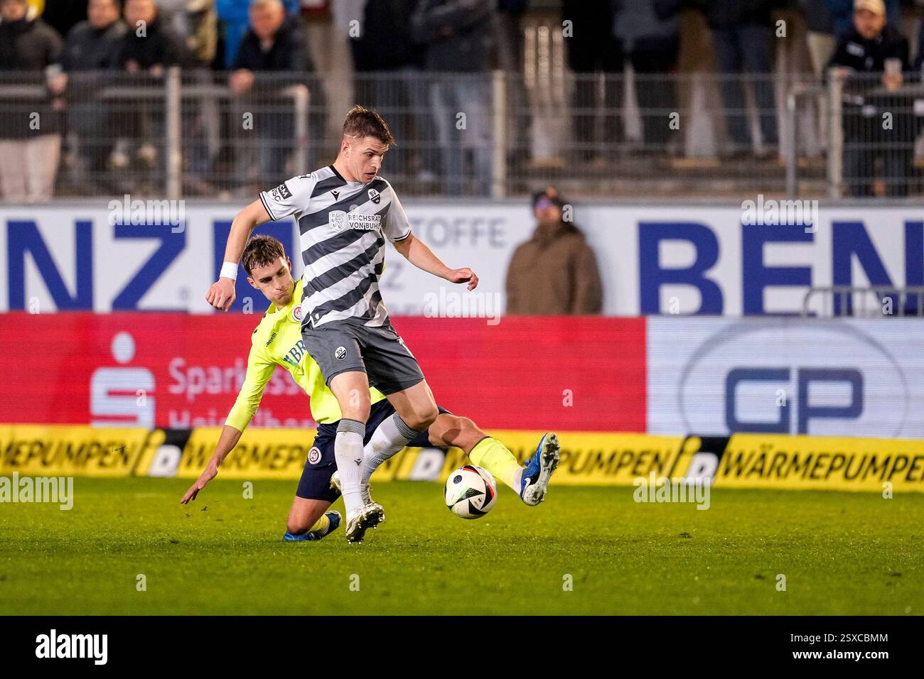 v.li.: Justin Janitzek (SVWW, 15), David Otto (SVS, 17), Zweikampf ...