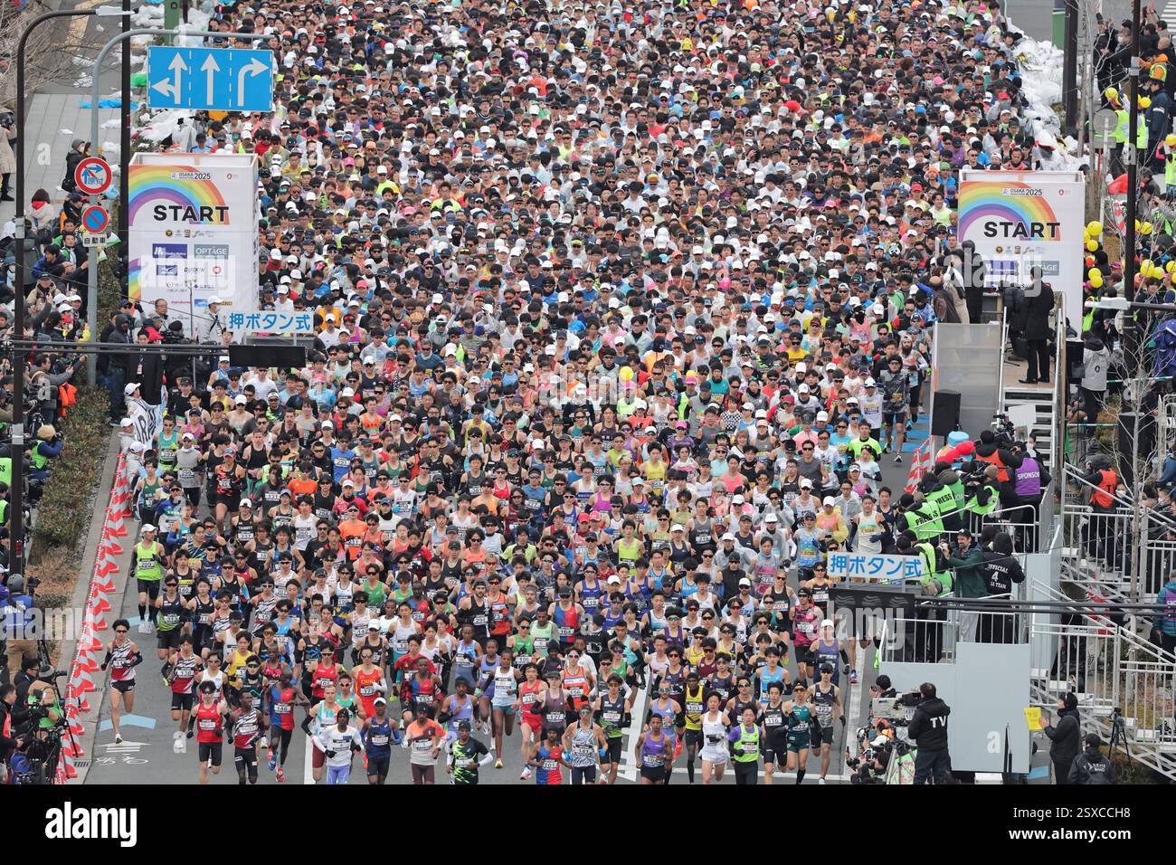 Lots of runners starts at the same time during Osaka Marathon in Osaka ...