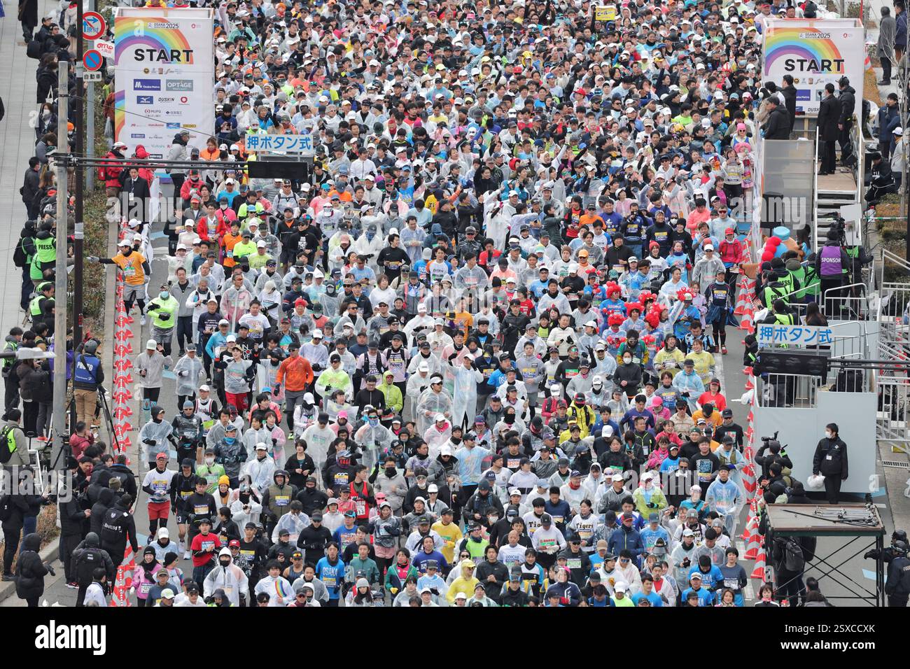 Lots of runners starts at the same time during Osaka Marathon in Osaka ...