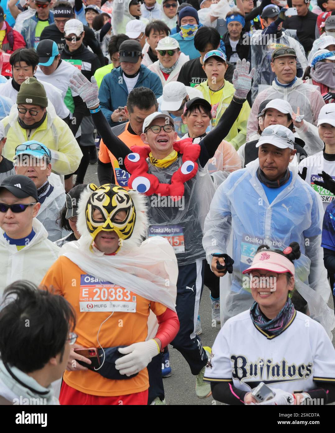 Approximately 34,000 runners take part in Osaka Marathon in Osaka City ...
