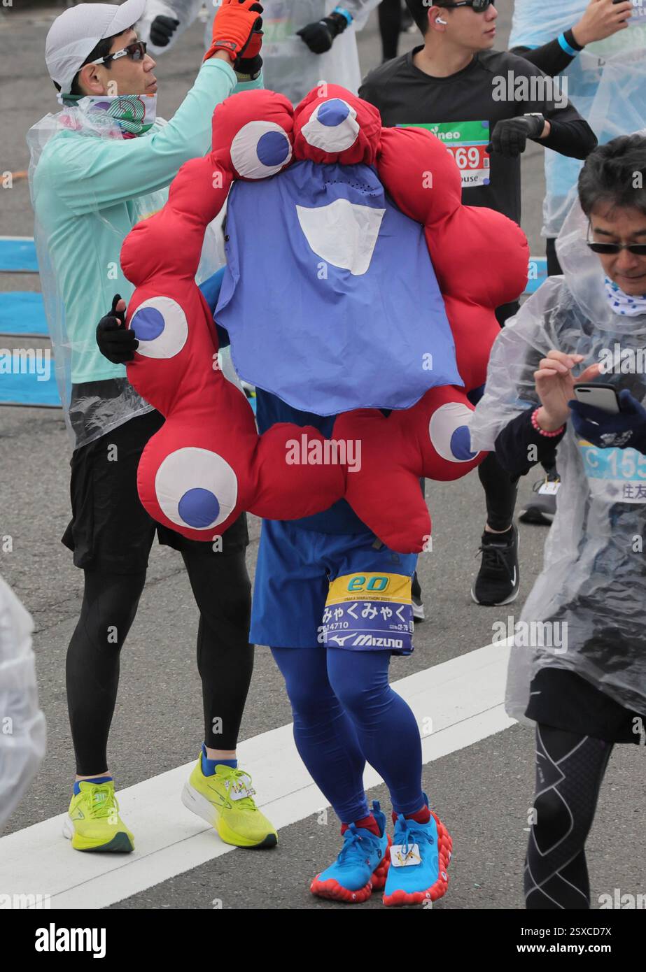 Approximately 34,000 runners take part in Osaka Marathon in Osaka City ...