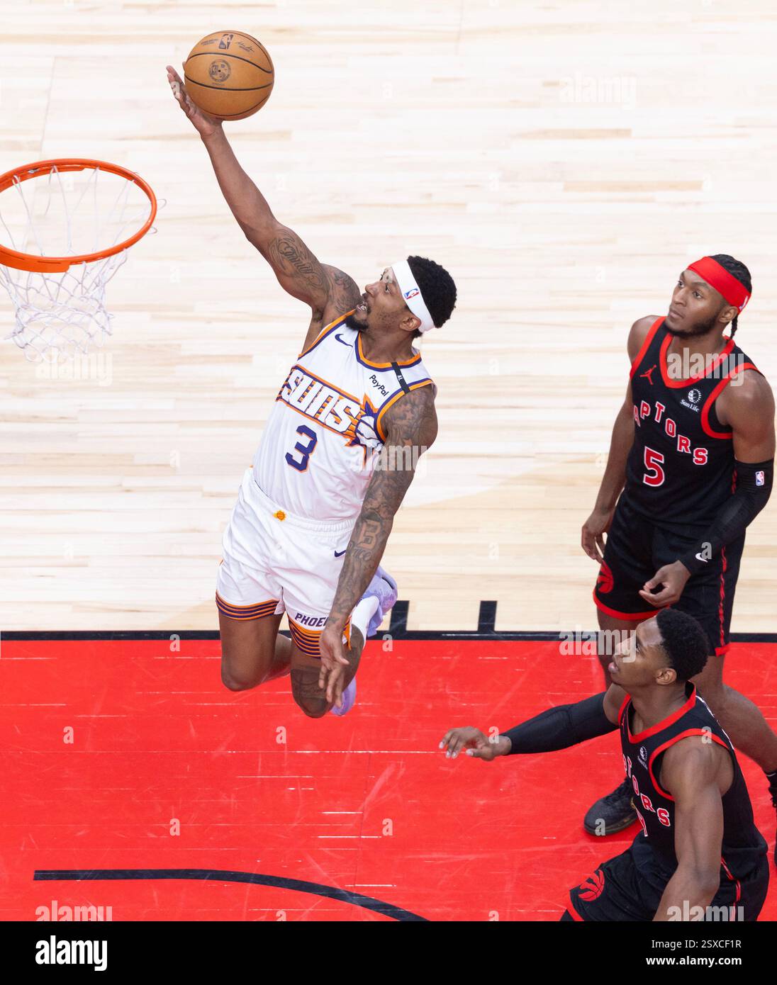 Toronto, Canada. 23rd Feb, 2025. Bradley Beal (L) of Phoenix Suns goes ...