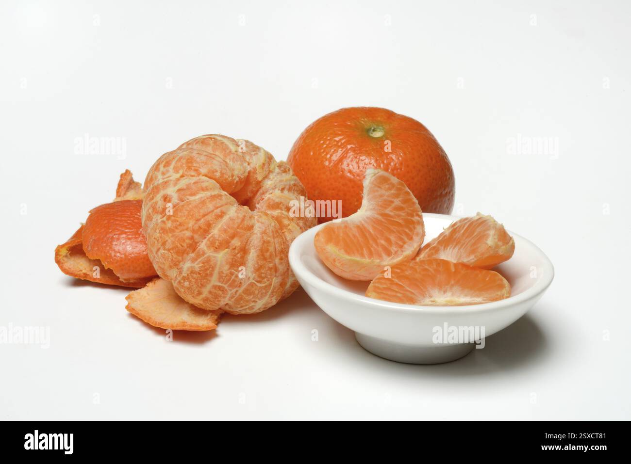Peeled clementine, clementine and clementine pieces Stock Photo - Alamy