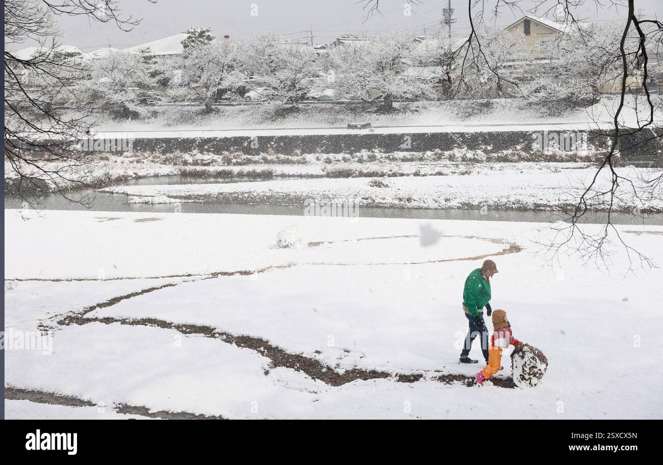Snow falls in Kyoto City, Kyoto Prefecture on February 24, 2025. Due to ...
