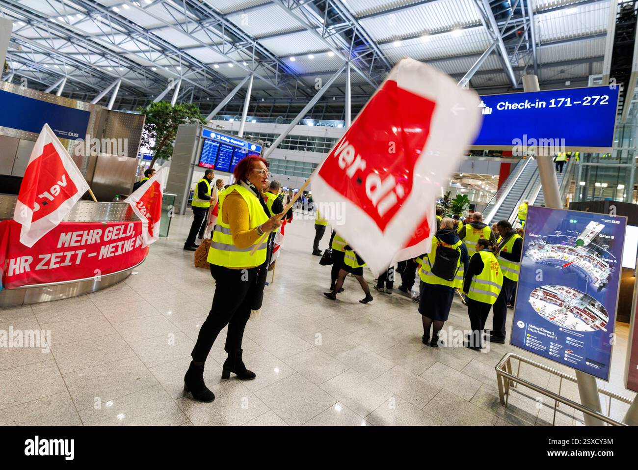 24 February 2025, North Rhine-Westphalia, Duesseldorf: Ground staff ...