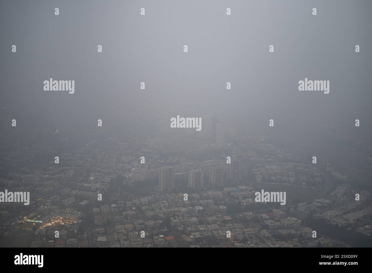 Teheran, Iran. 13th Feb, 2025. Thick smog and fog envelop the capital ...