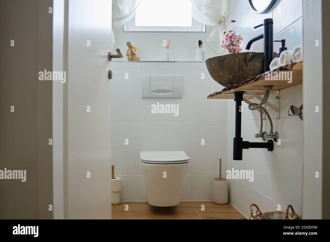 Minimalist toilet room with wall mounted toilet bowl facing the ...