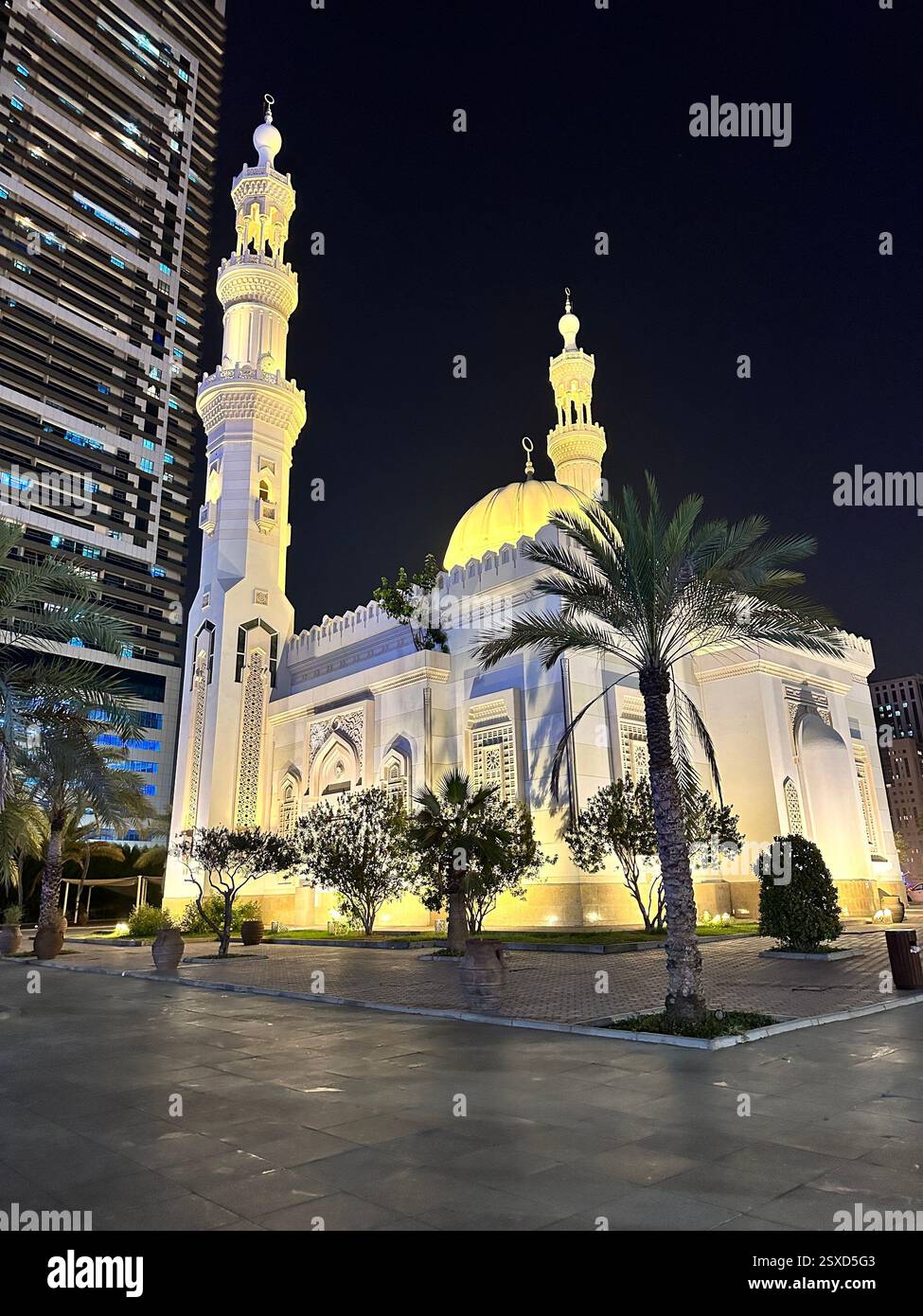 Al Qasba Mosque in Sharjah Stock Photo - Alamy