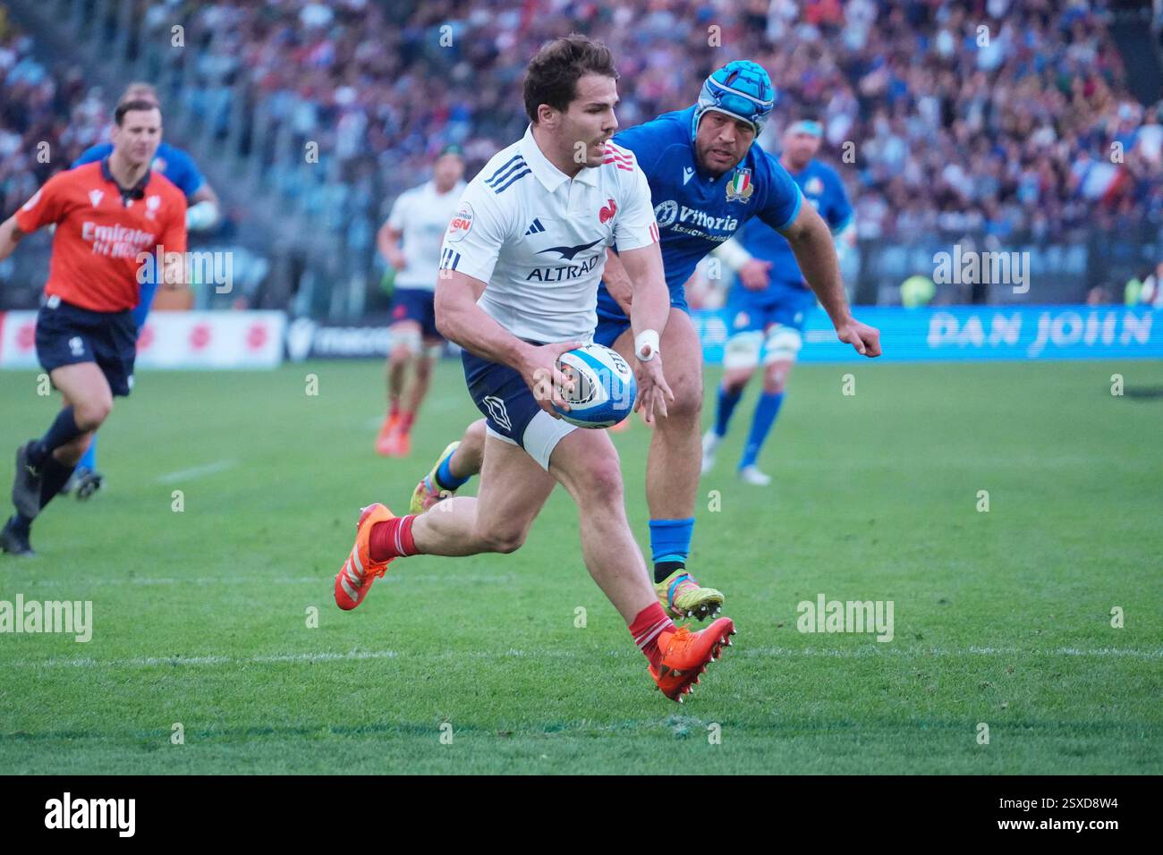 TRY Antoine Dupont of France during the 2025 Six Nations Championship, rugby union match between ...