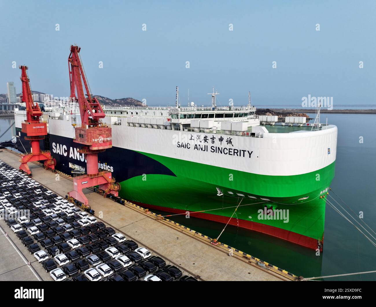 Aerial photo shows export-bound vehicles await loading at Lianyungang ...