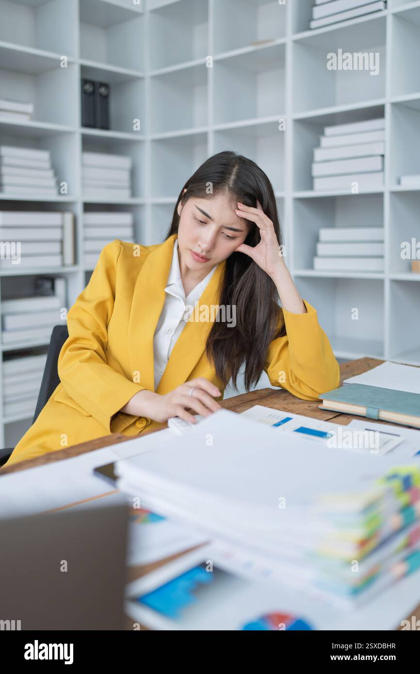 Woman in yellow blazer hi-res stock photography and images - Alamy