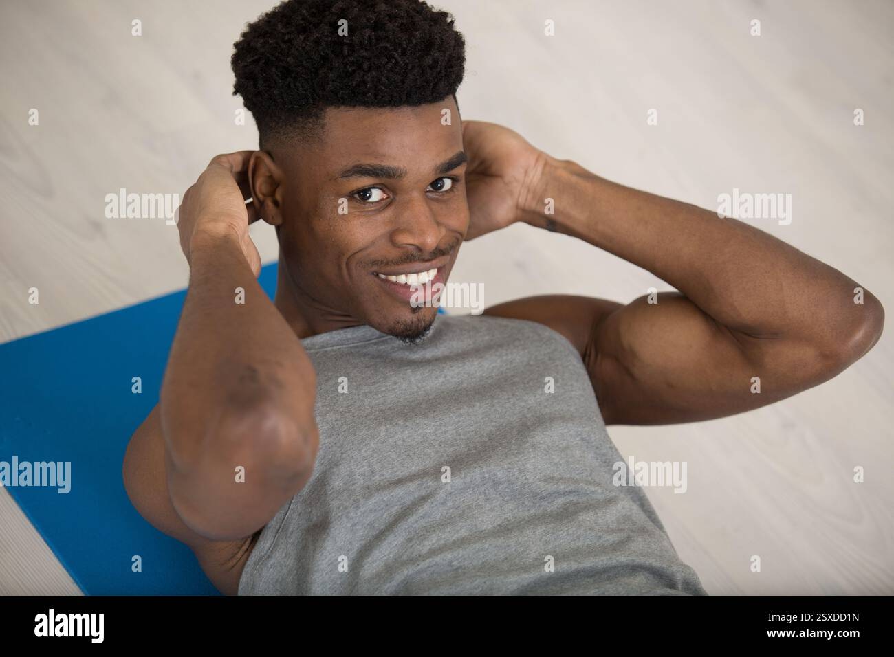 muscular man doing sit-ups Stock Photo - Alamy